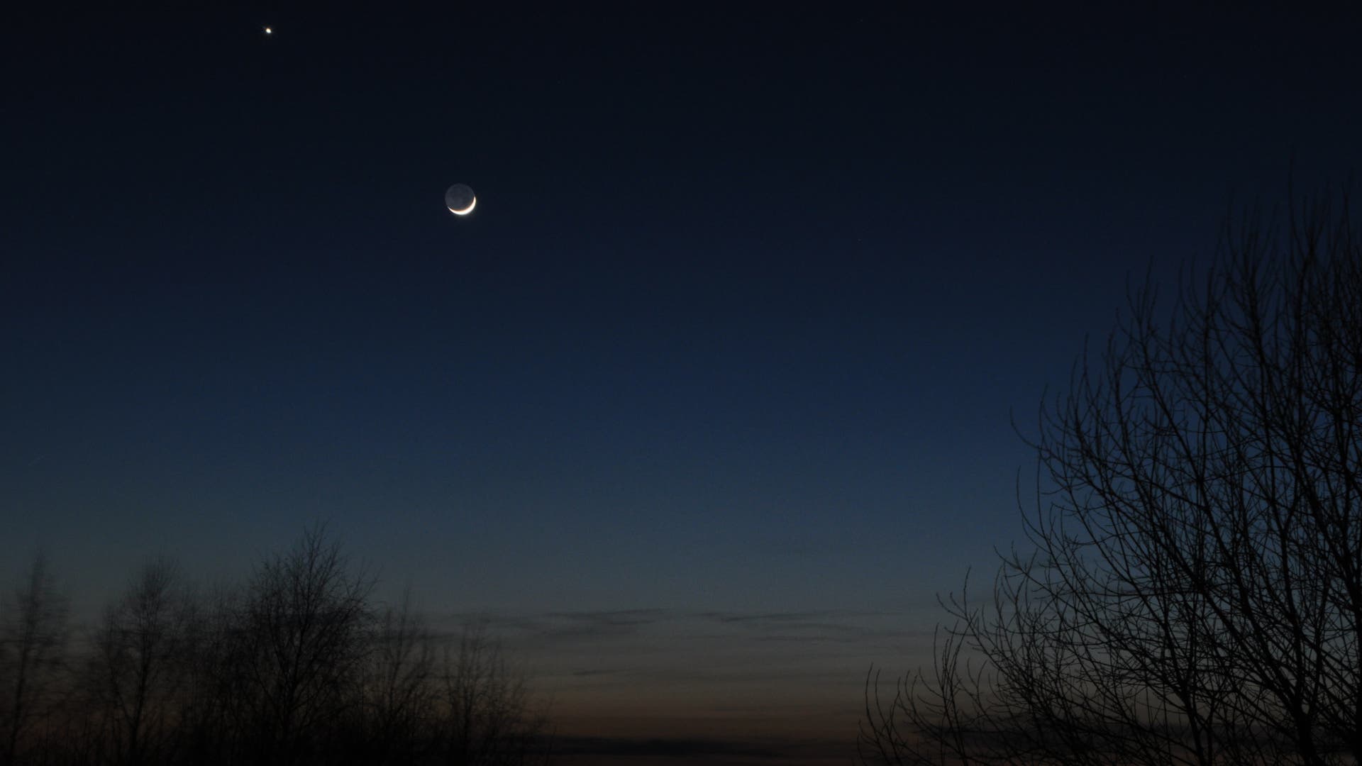 Der Junge Mond mit Venus und Mars beim Stelldichein - Spektrum der Wissenschaft