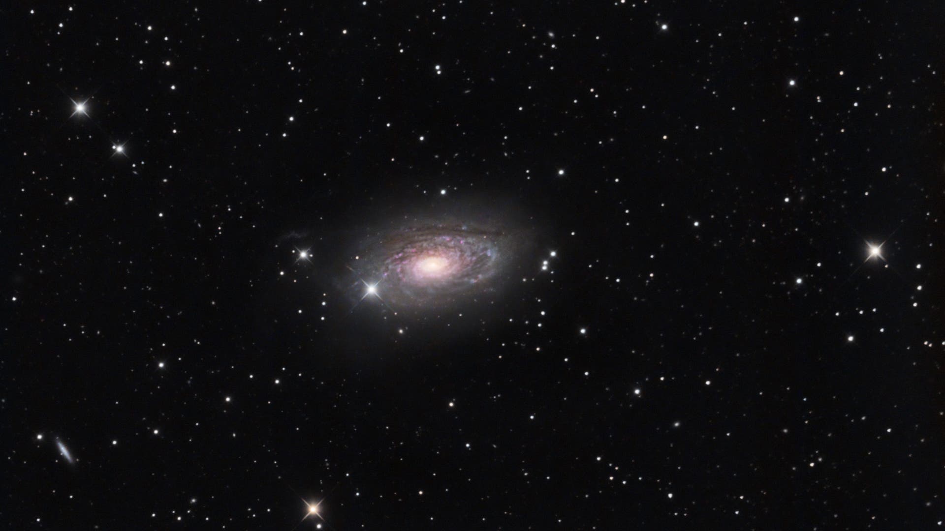 M63 in L-RGB und H-Alpha - Spektrum der Wissenschaft