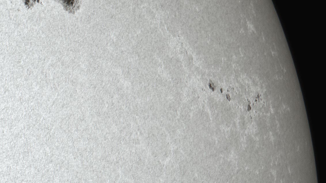 Die Sonnenfleckenregion mit AR 14044 und 14043 am 3. April 2025 ...