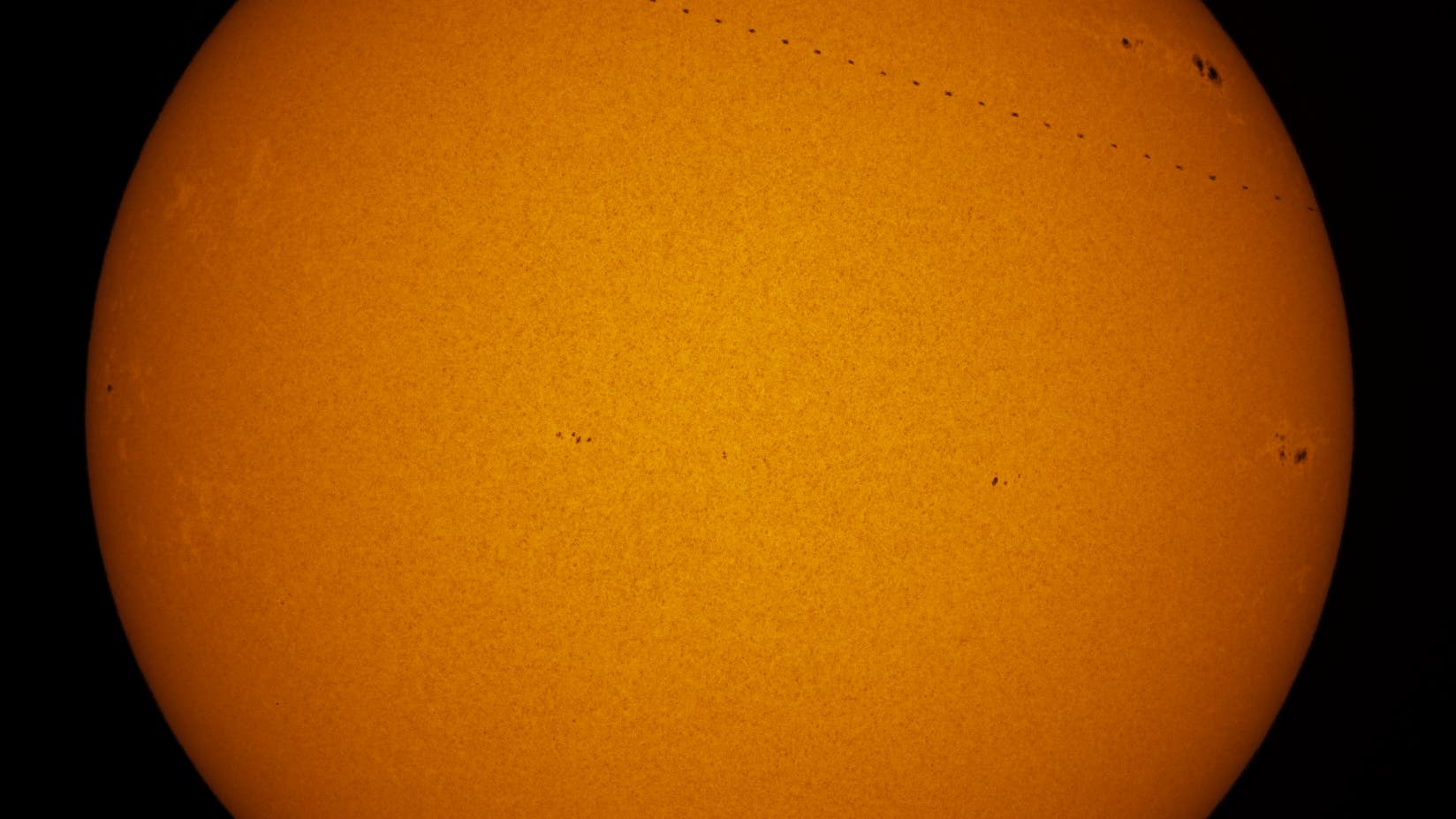 Tiangong transits the Sun - Spektrum der Wissenschaft