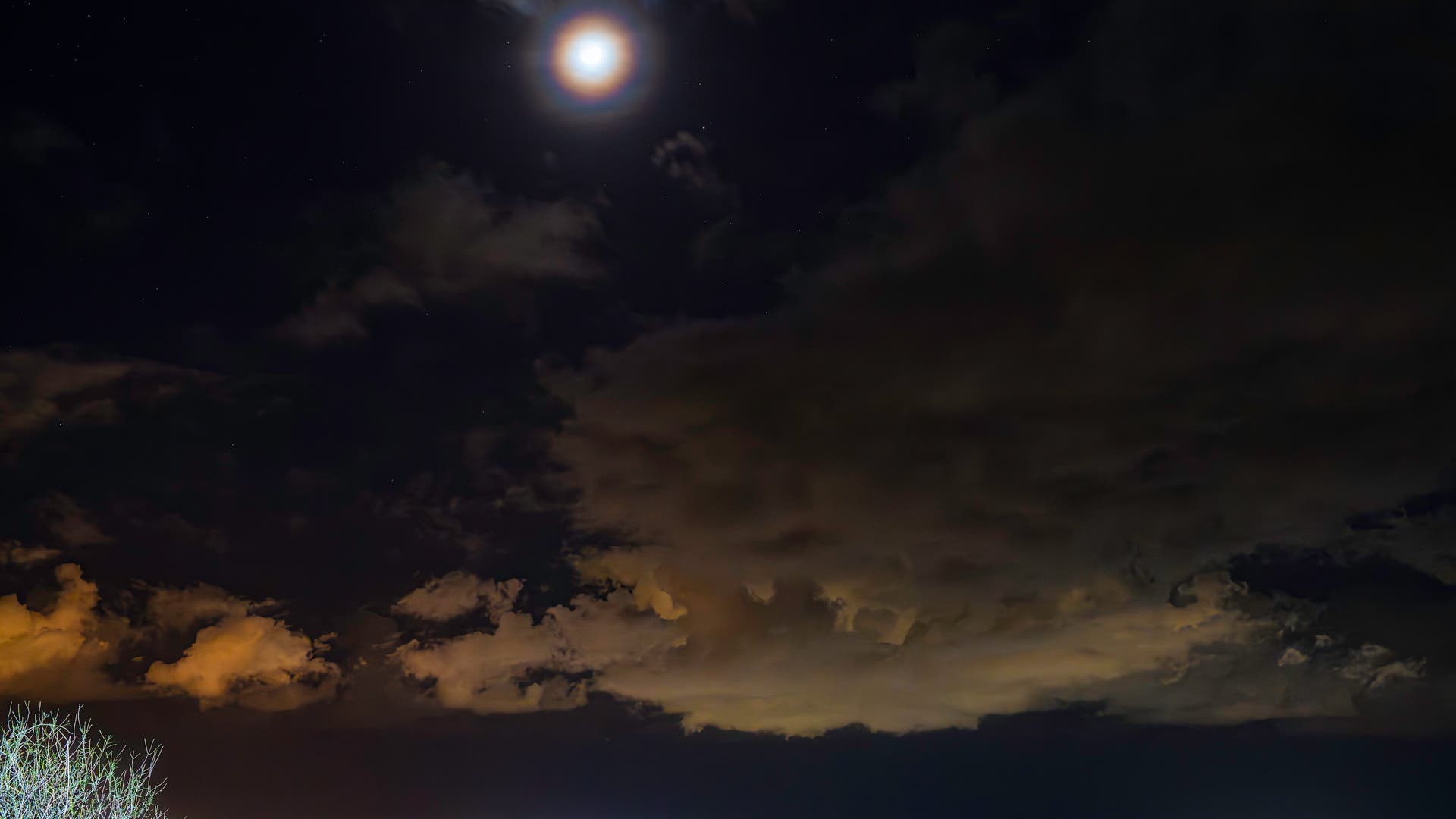 Moon, lunar corona & Saturn over the mediterranean sea - Spektrum der ...