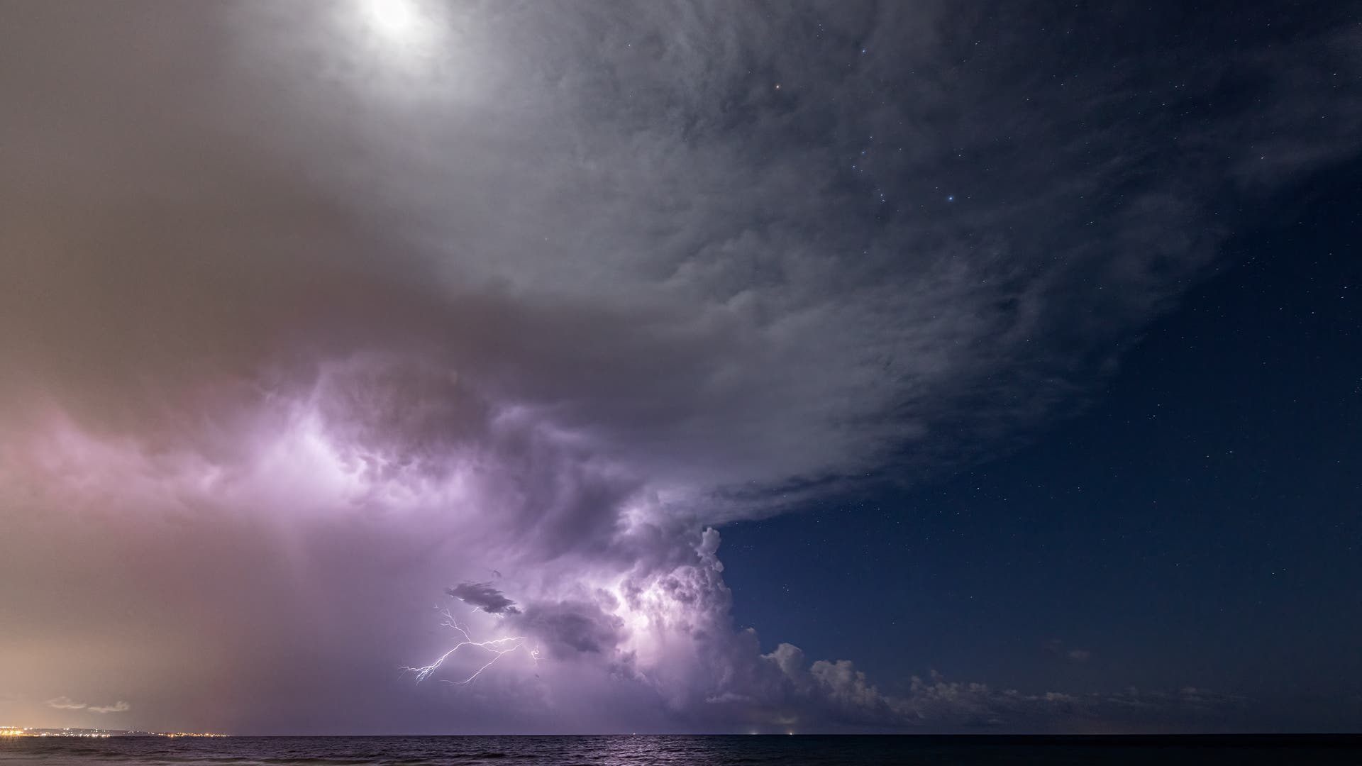 The moon, the hunter & lightning - Spektrum der Wissenschaft