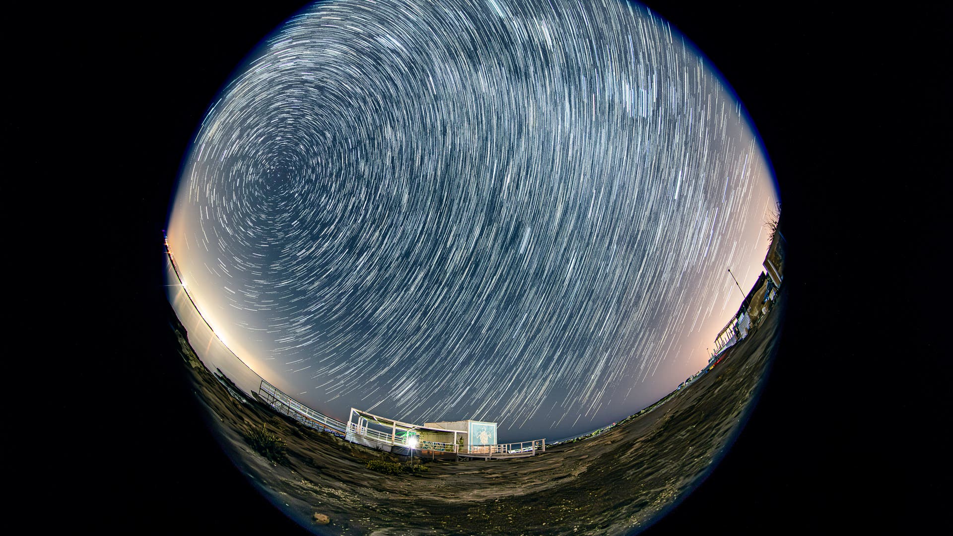 STARS TRAILS THROUGH A FISH EYE - Spektrum der Wissenschaft