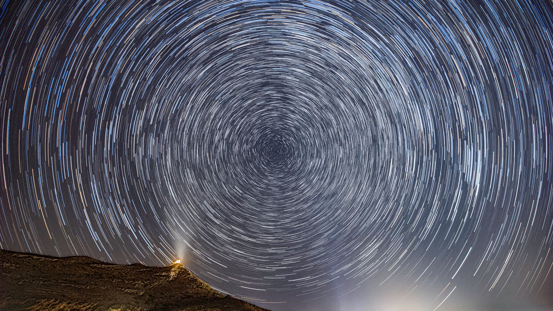 Star trails around Polaris - Spektrum der Wissenschaft