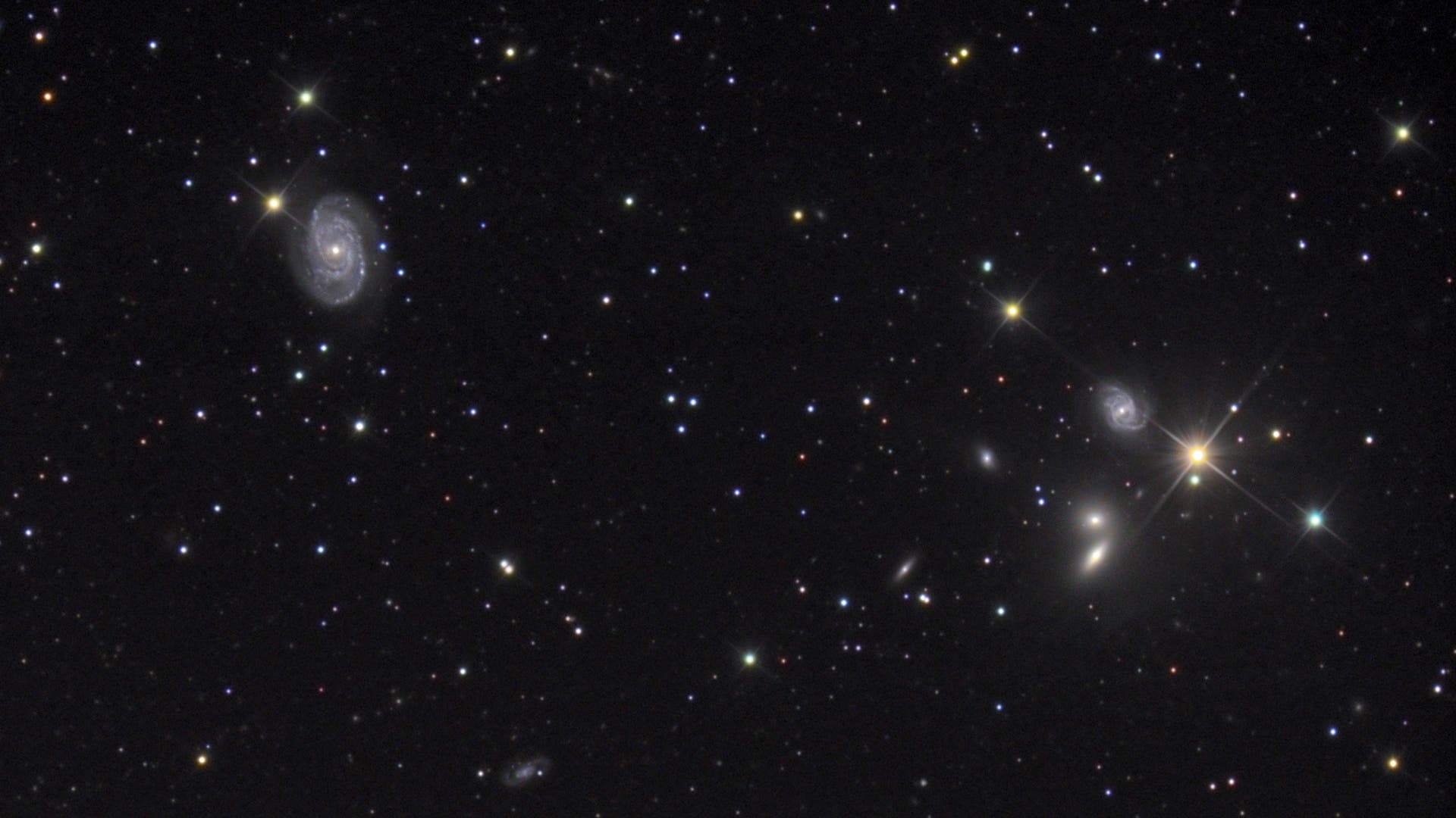 NGC 5371 und Hickson 68 - Spektrum der Wissenschaft