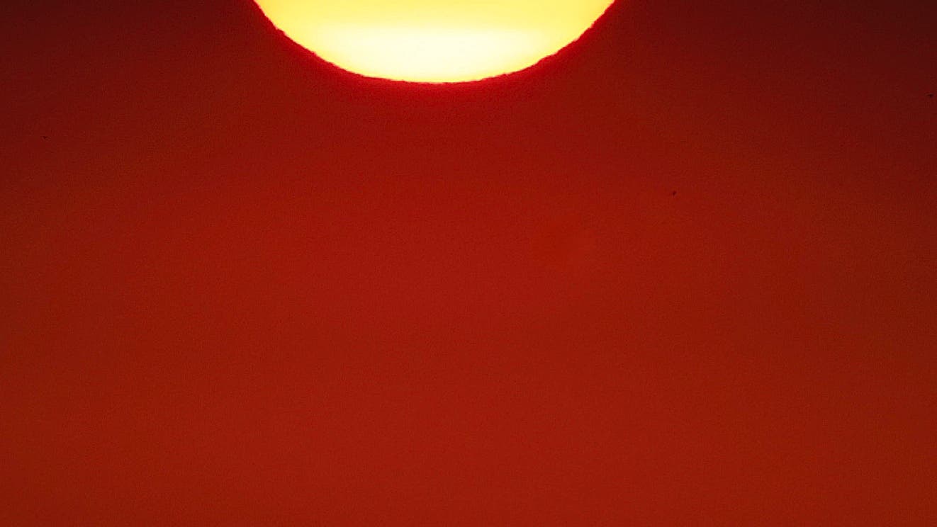 Sunspots made without sunscreen quite visible at sunset - Spektrum der ...