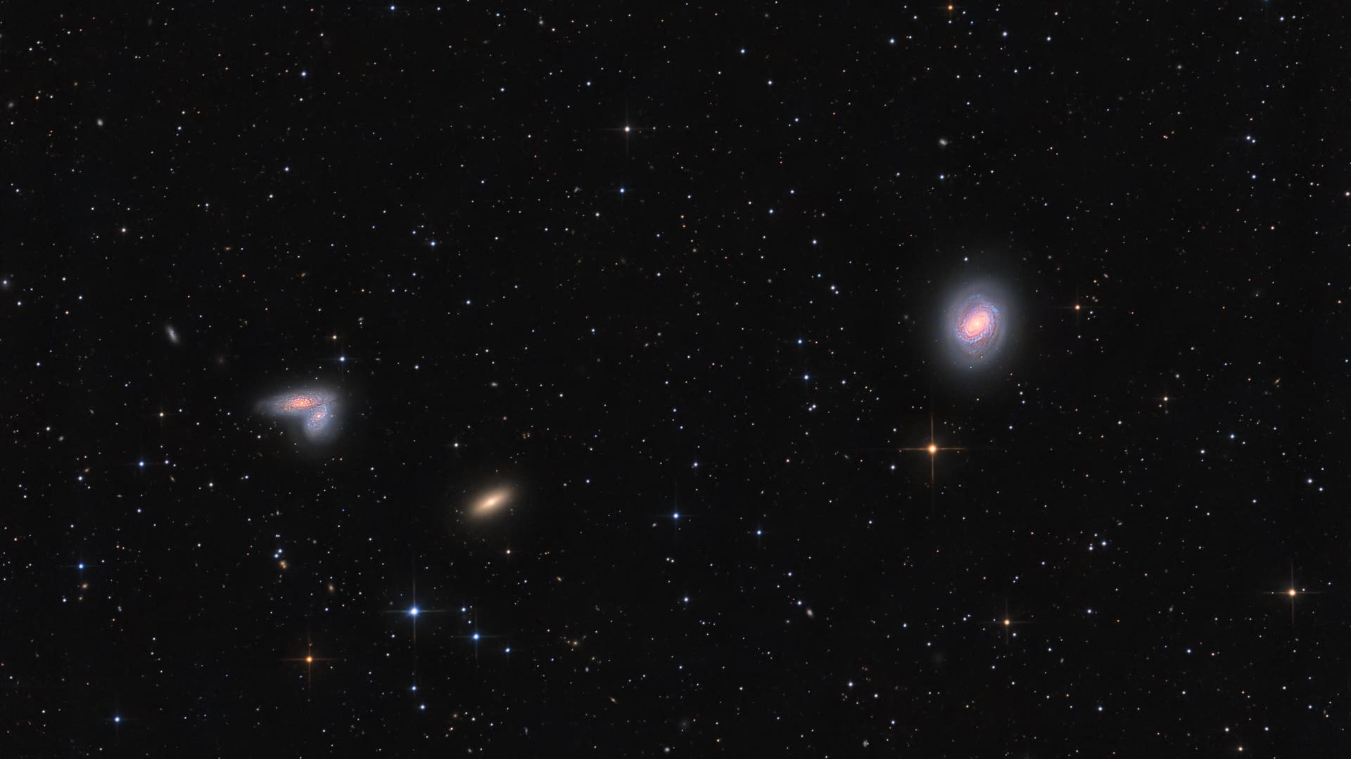 Messier 58 und die Schmetterlingsgalaxien - Spektrum der Wissenschaft