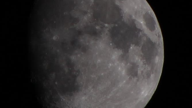 Zunehmender Mond - Spektrum der Wissenschaft