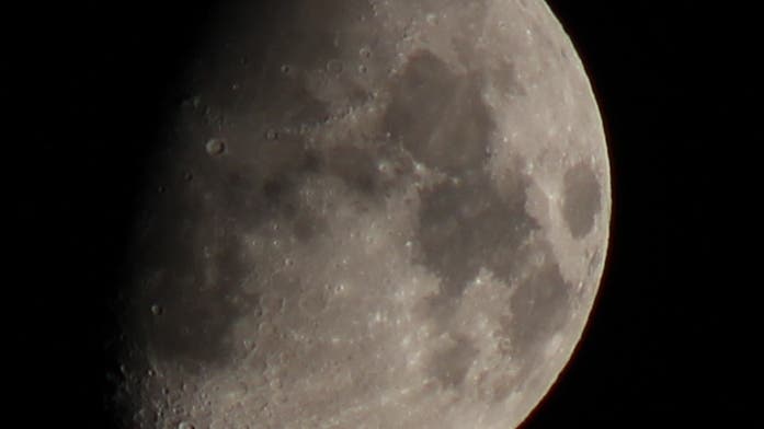 Zunehmender Mond - Spektrum der Wissenschaft