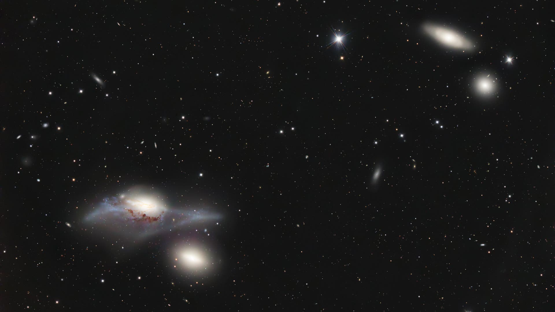 Eyes Galaxies - NGC 4438 - Spektrum der Wissenschaft