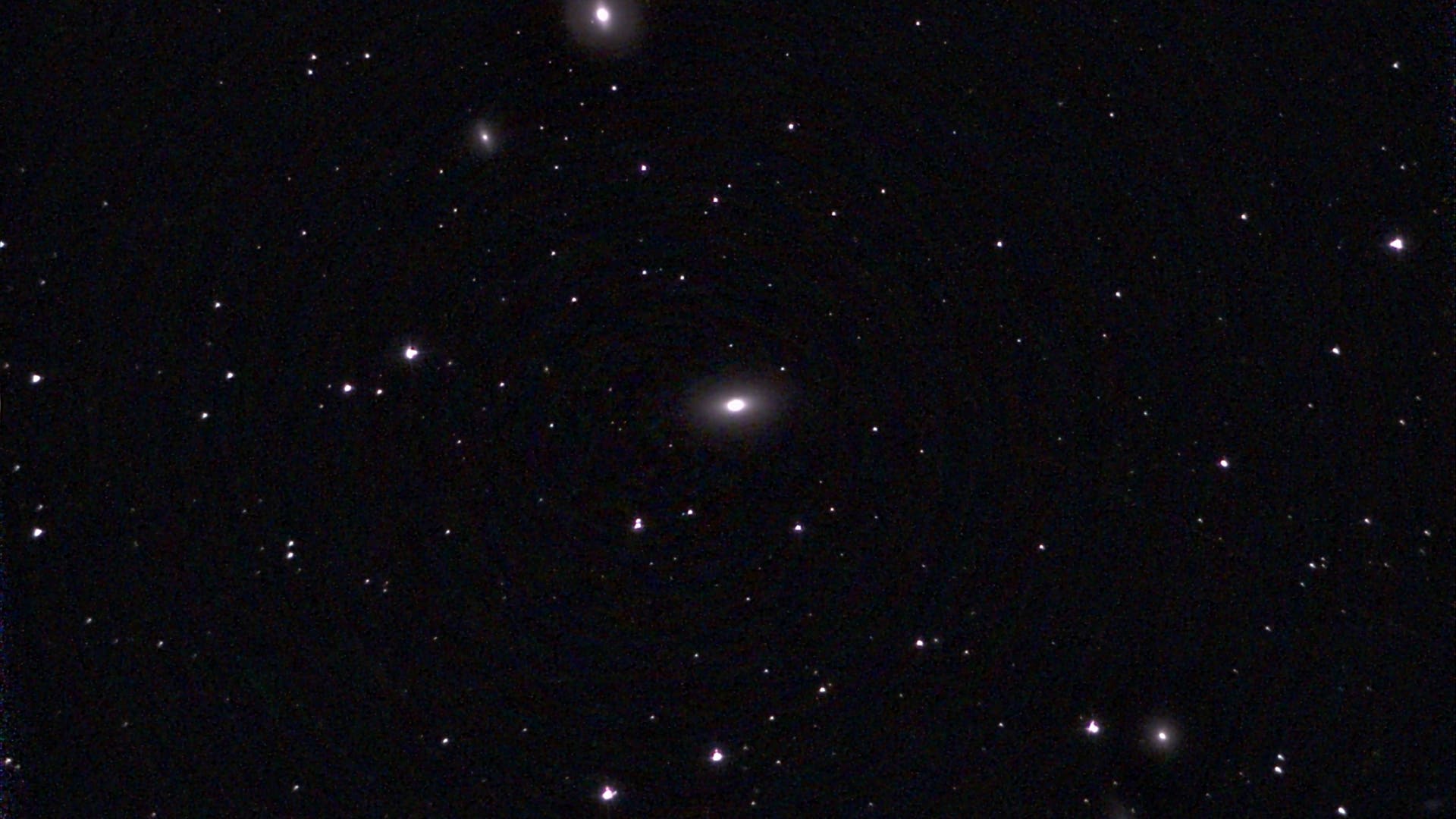 NGC 4473 und vier weitere Galaxien - Spektrum der Wissenschaft