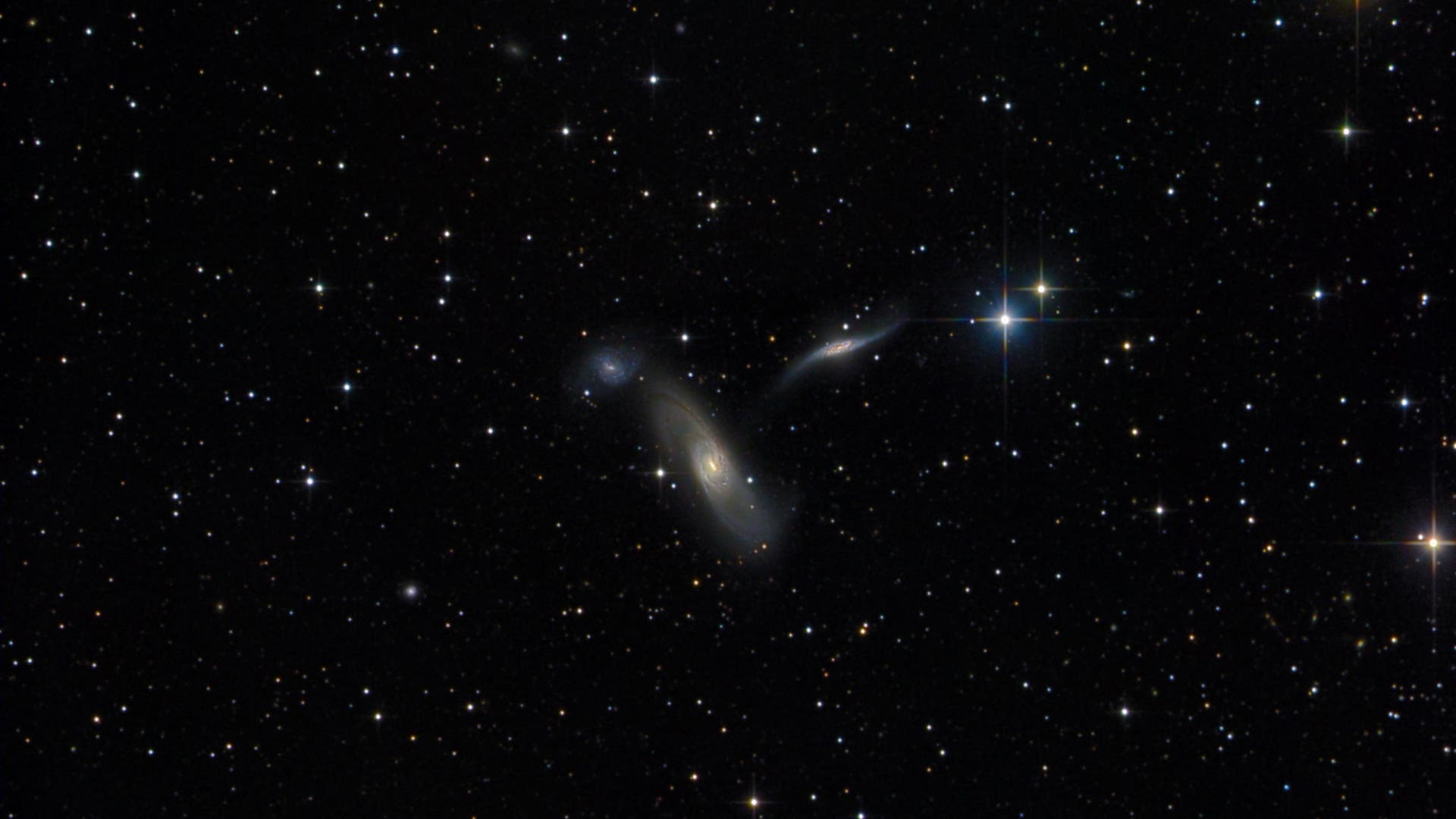 NGC 5566, NGC 5569 und NGC 5560 - Spektrum der Wissenschaft