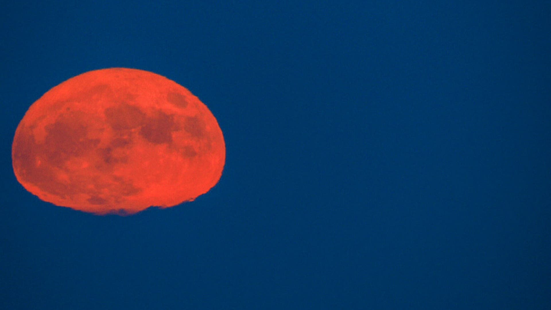 Second shot - red Moon over the Ragusa countryside - Spektrum der ...