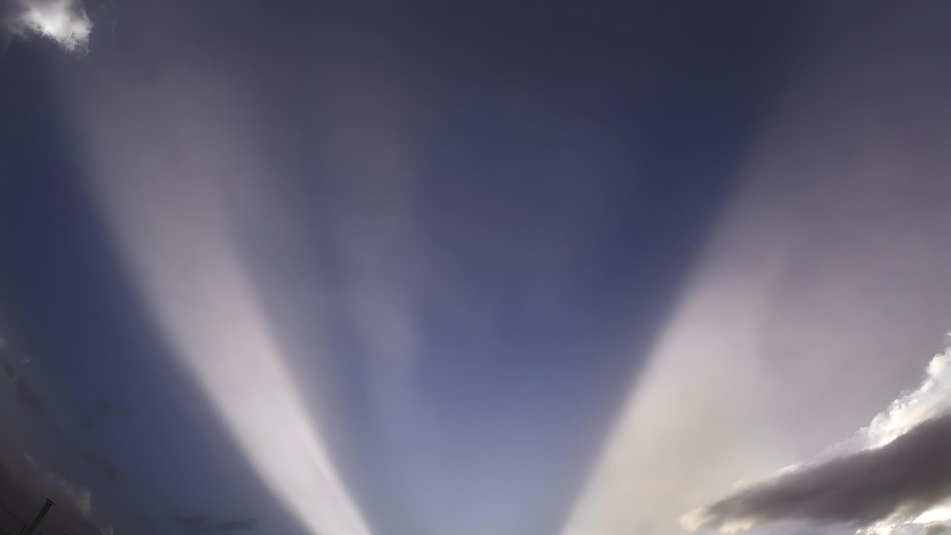 Two intense long sun rays divide the sky on Ragusa - Spektrum der ...
