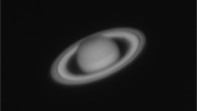 Saturn bei sehr schlechtem Seeing im Infraroten - Spektrum der Wissenschaft