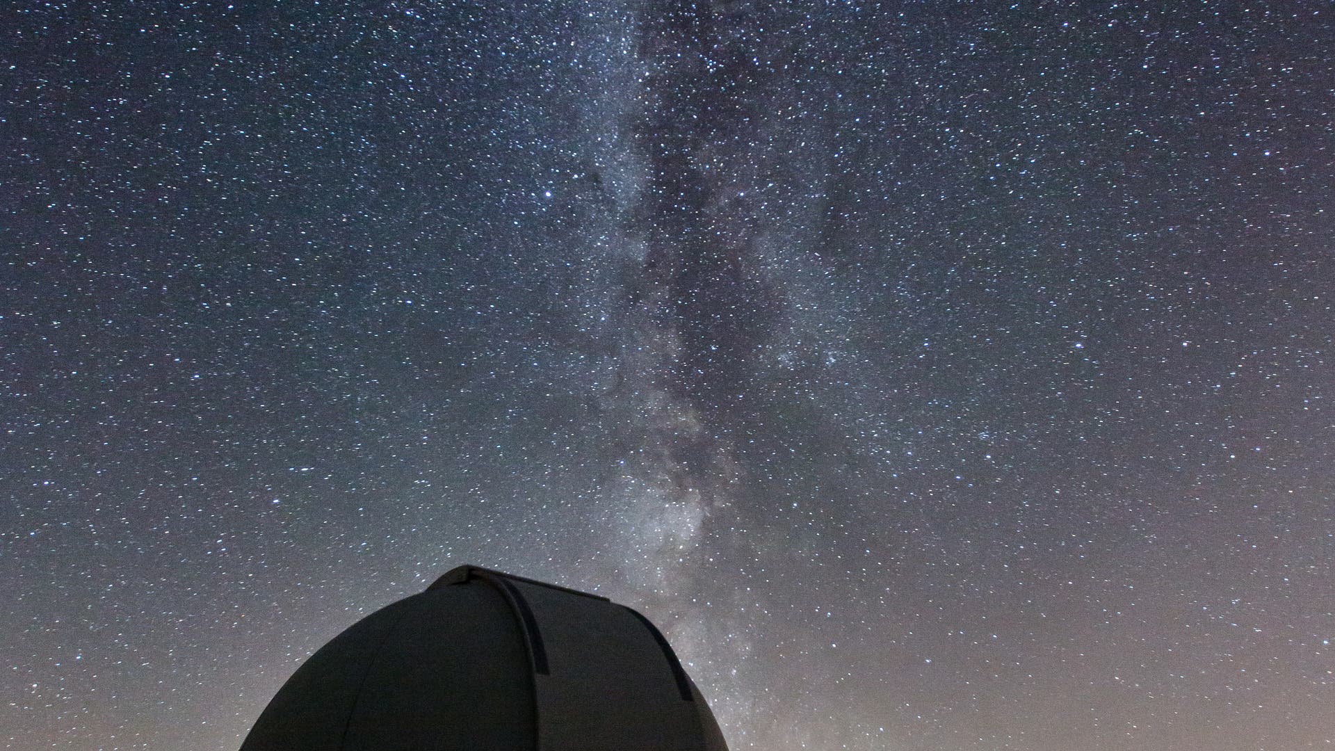 Die Milchstraße über der Sternwarte Max Valier (Südtirol) - Spektrum ...