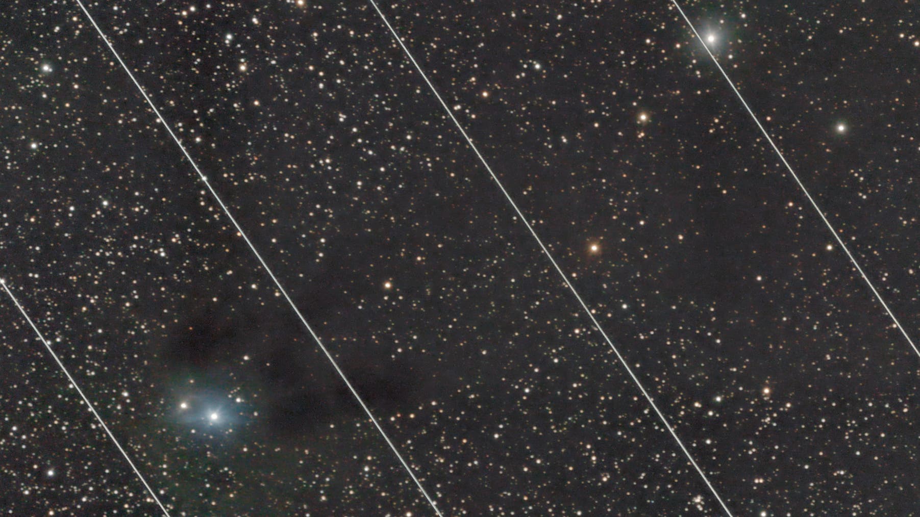 Reflexionsnebel vdB 31 hinter (Starlink-)Gittern - Spektrum der ...