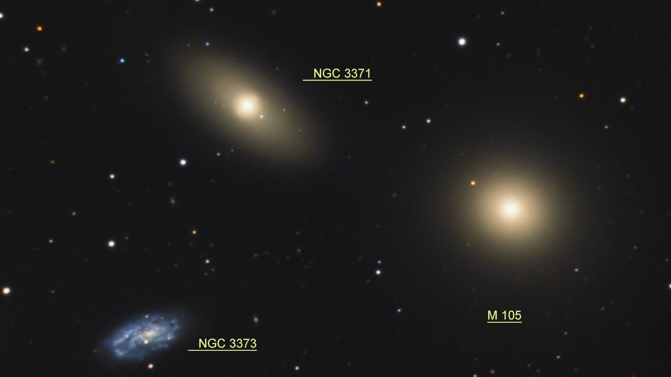 Messier 105, NGC 3371 und NGC 3373 - 2 - Spektrum der Wissenschaft