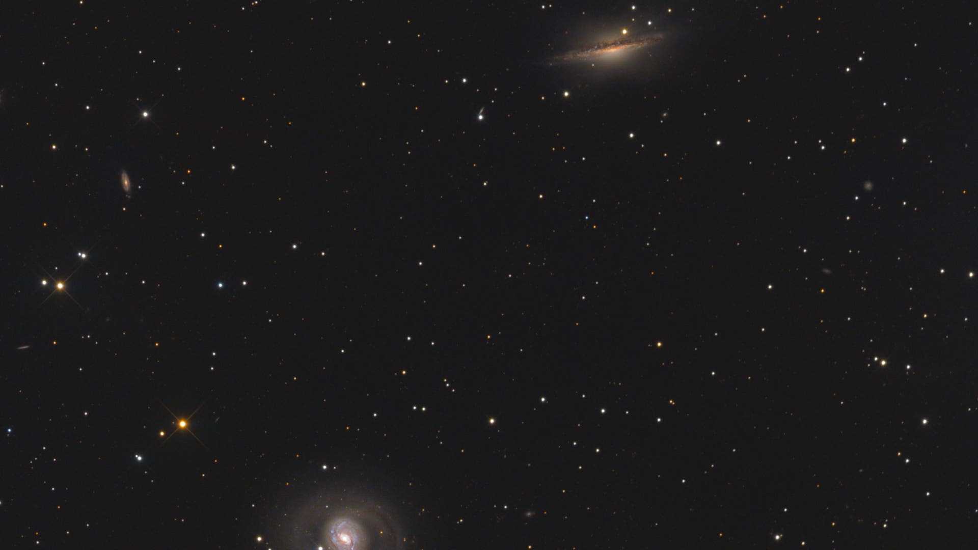 Messier 77 und NGC 1055 - Spektrum der Wissenschaft