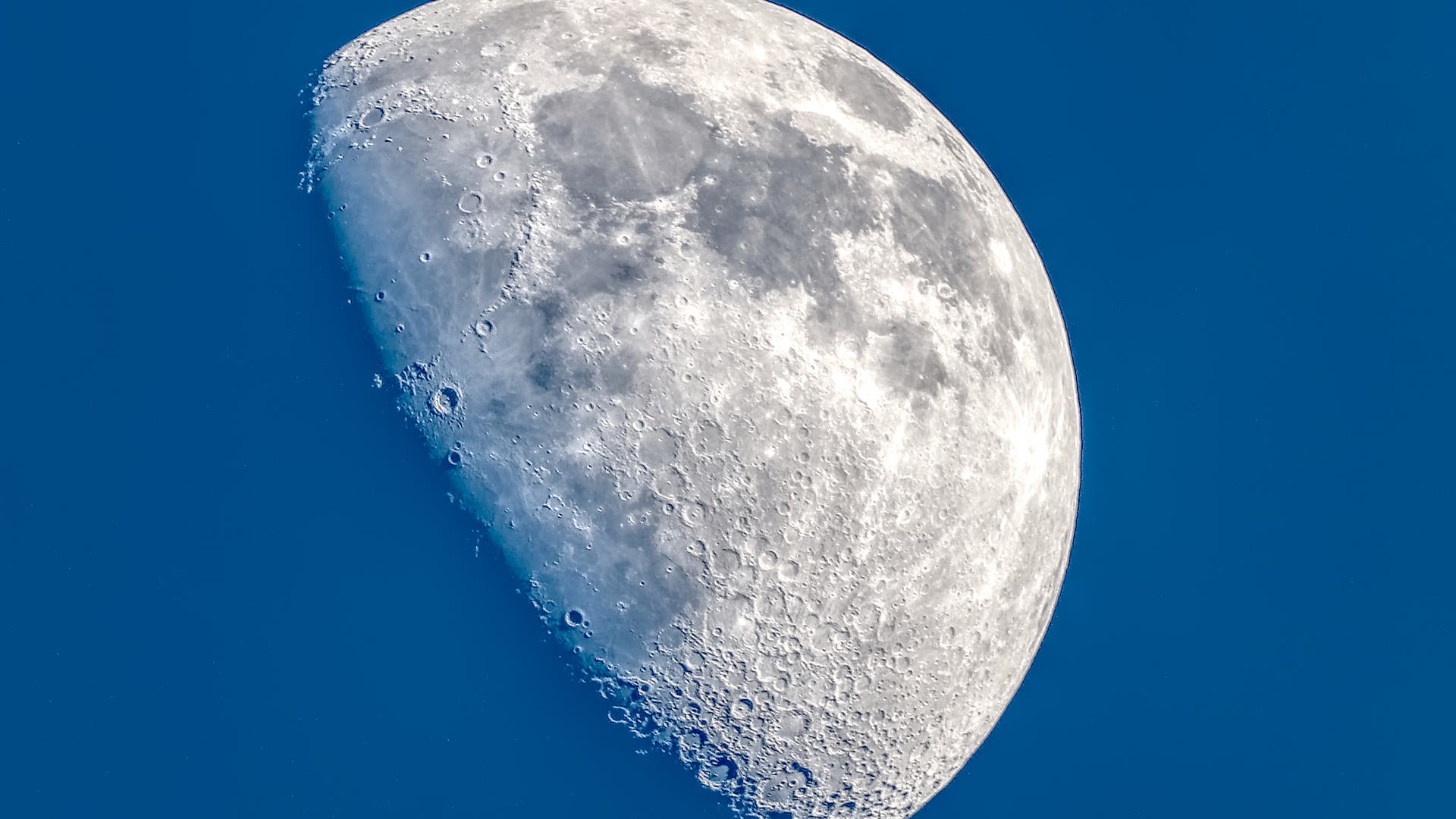 Mond, kurz vor der Dämmerung - Spektrum der Wissenschaft