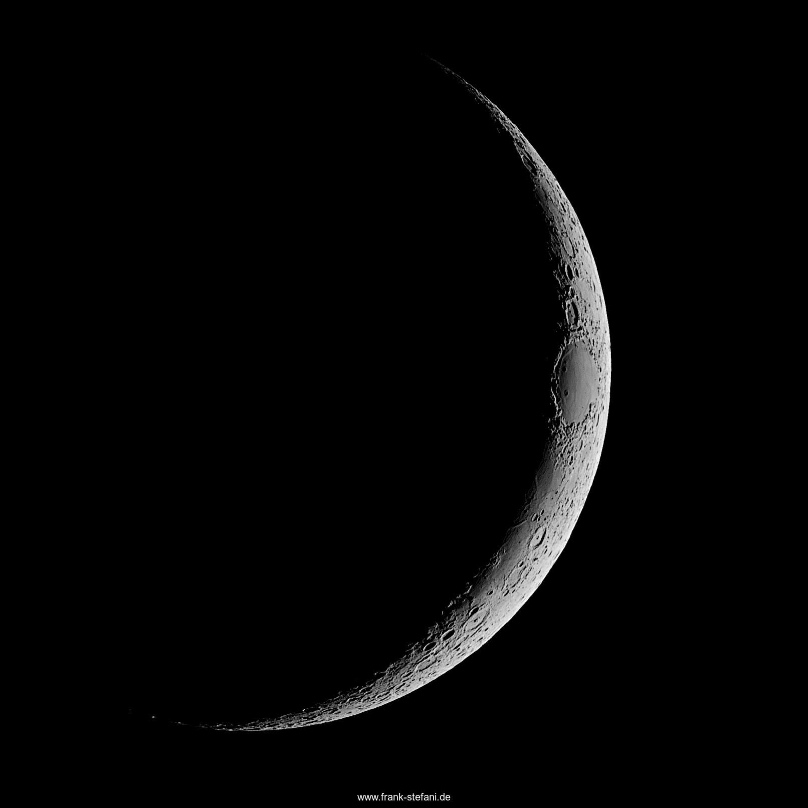 Der Mond am 21. Januar 2026 - jung und schön! - Spektrum der Wissenschaft