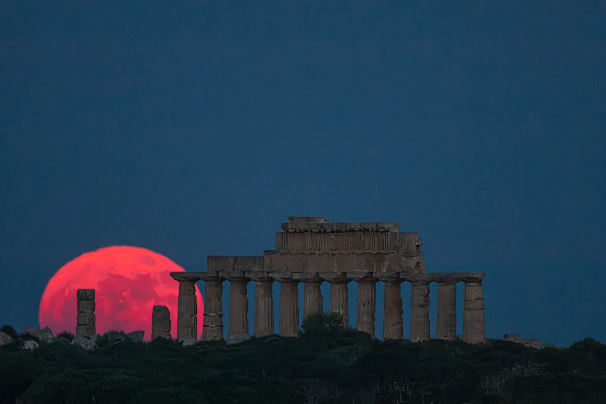 The moon and the temple of Apollo - Spektrum der Wissenschaft