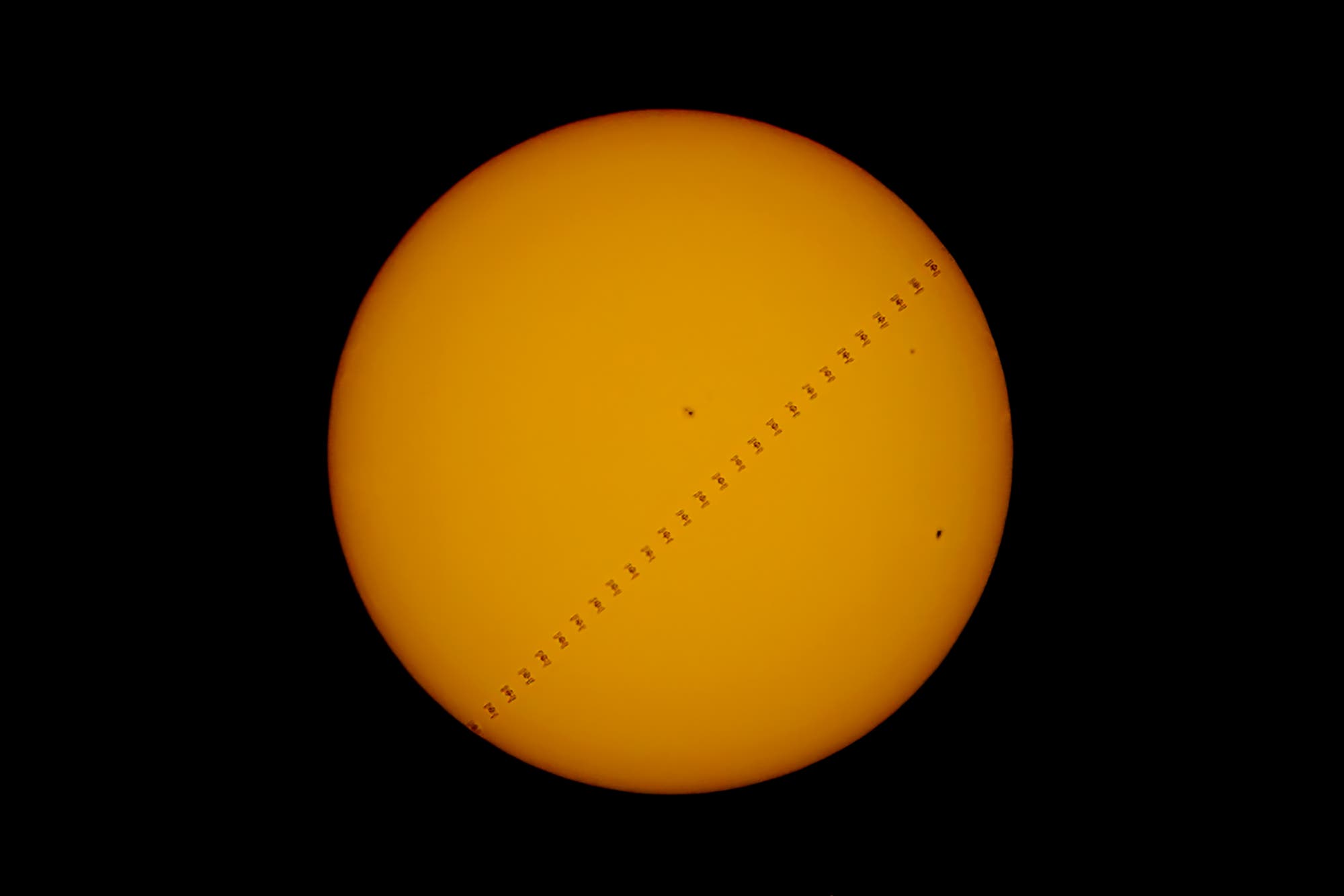 ISS close pass by the Sun - Spektrum der Wissenschaft