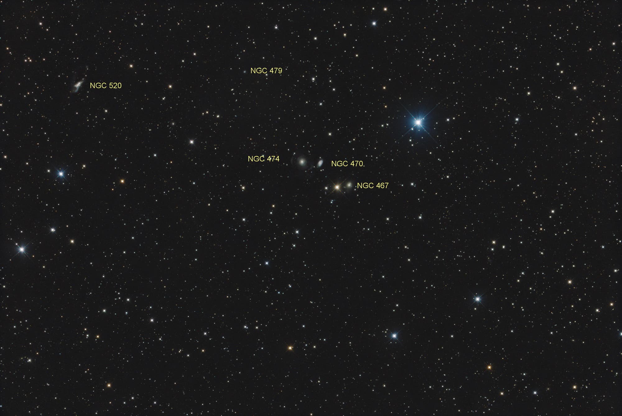 NGC 474 und NGC 470 = Arp 227 (2) - Spektrum der Wissenschaft