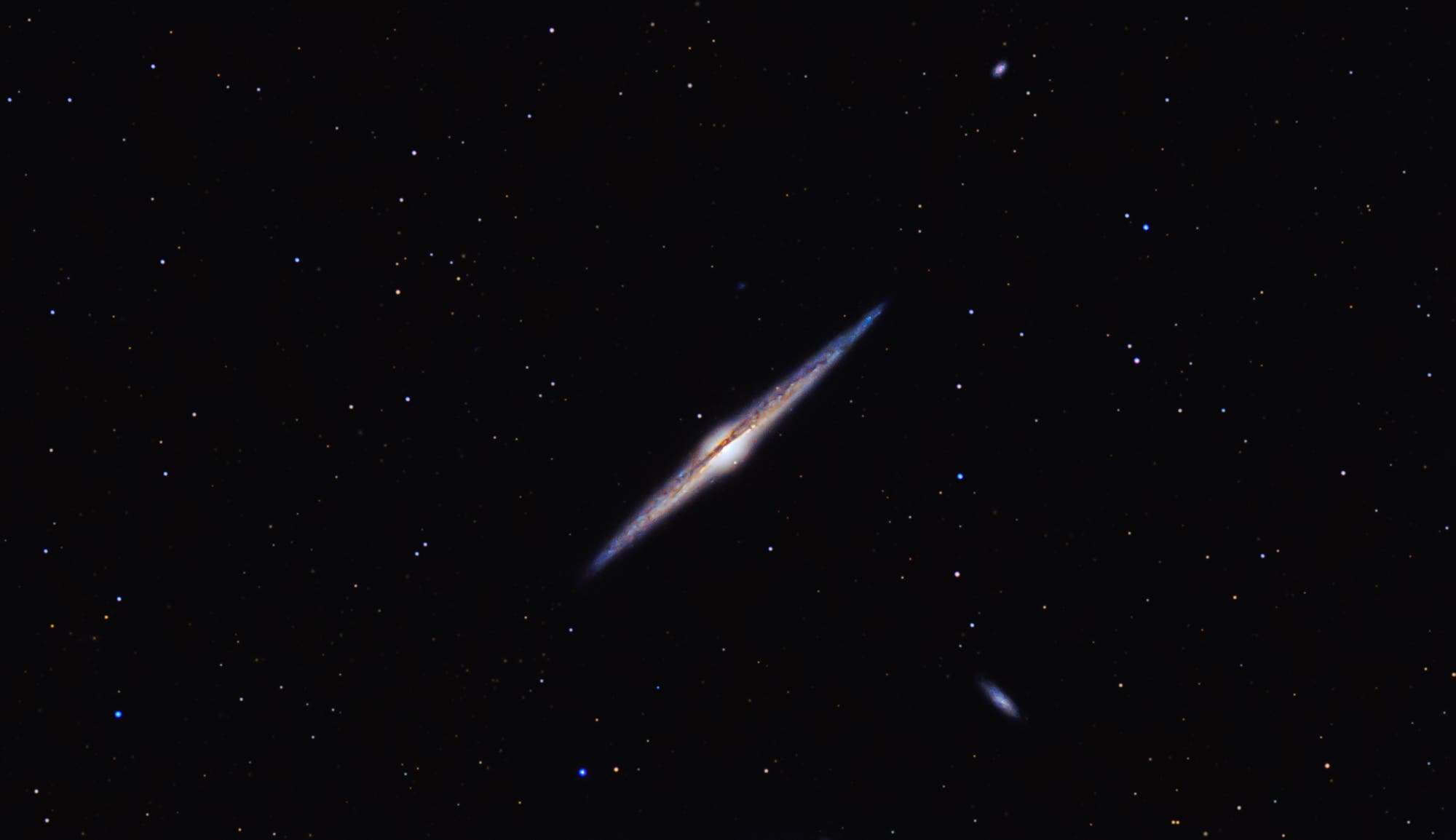 NGC 4565 - Die Nadel-Galaxie mit kosmischen Begleitern - Spektrum der ...