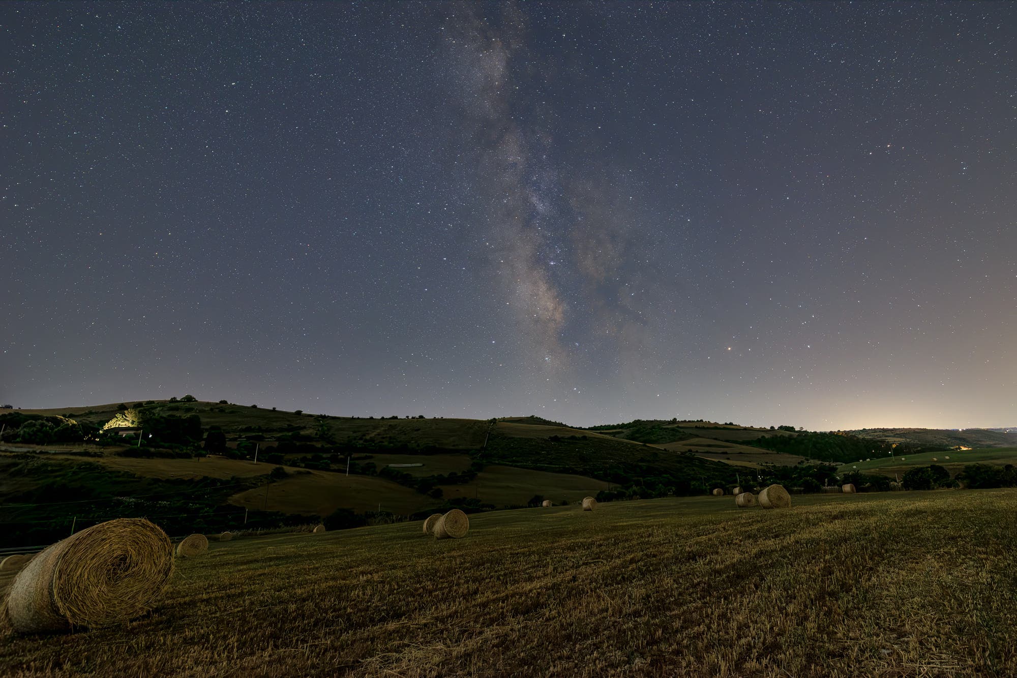 Summer Milky Way over the hills of Palazzolo Acreide - Spektrum der ...