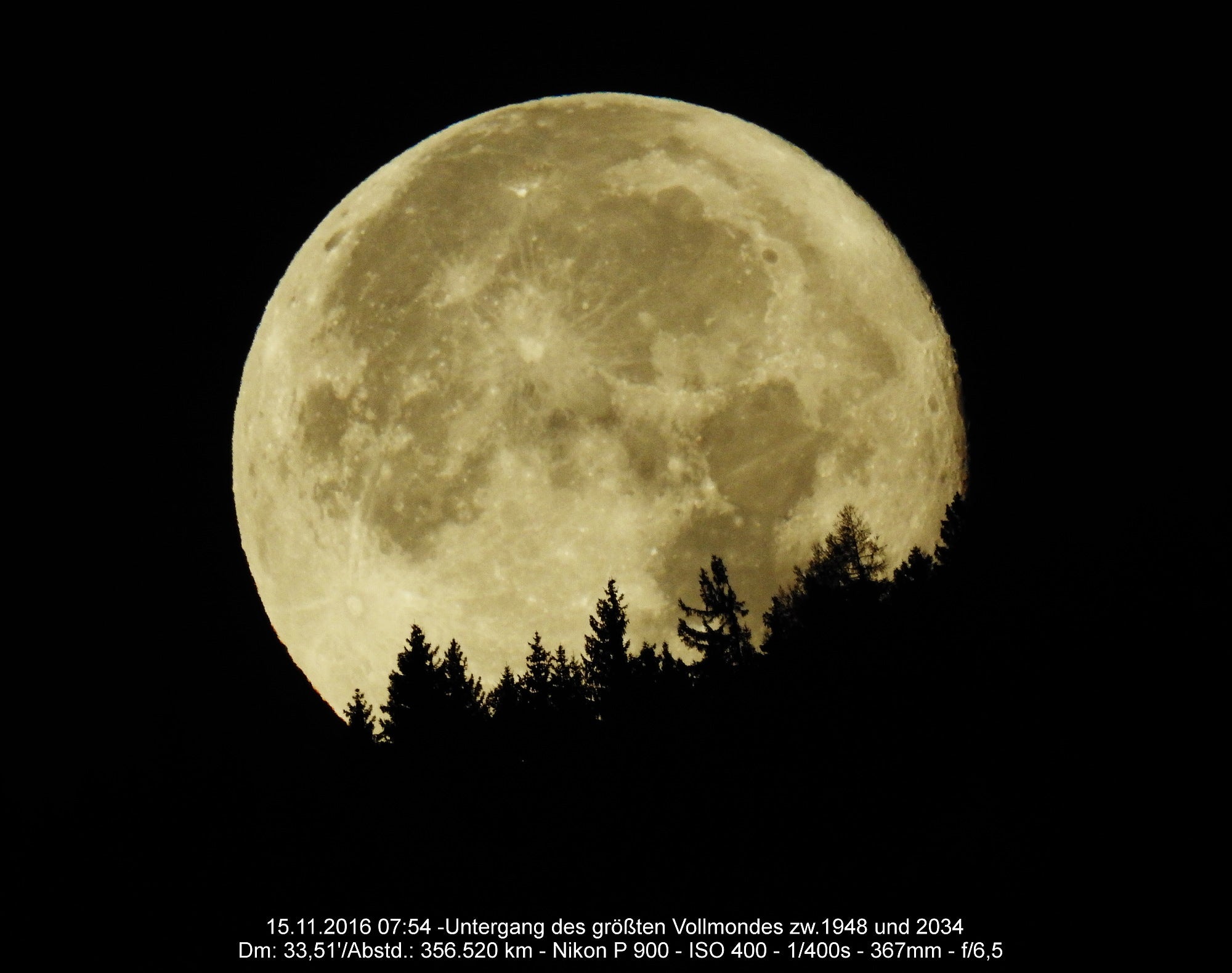 Untergehender Vollmond - Spektrum der Wissenschaft