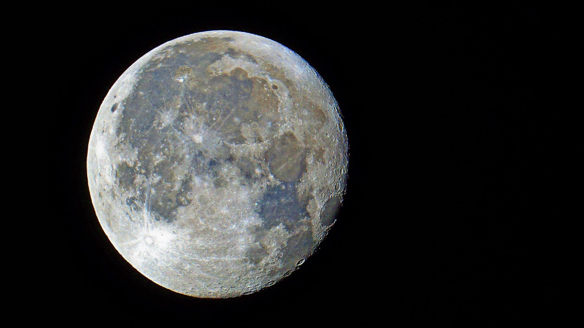 Erster Versuch, den Mond in Farbe zu setzen - Spektrum der Wissenschaft