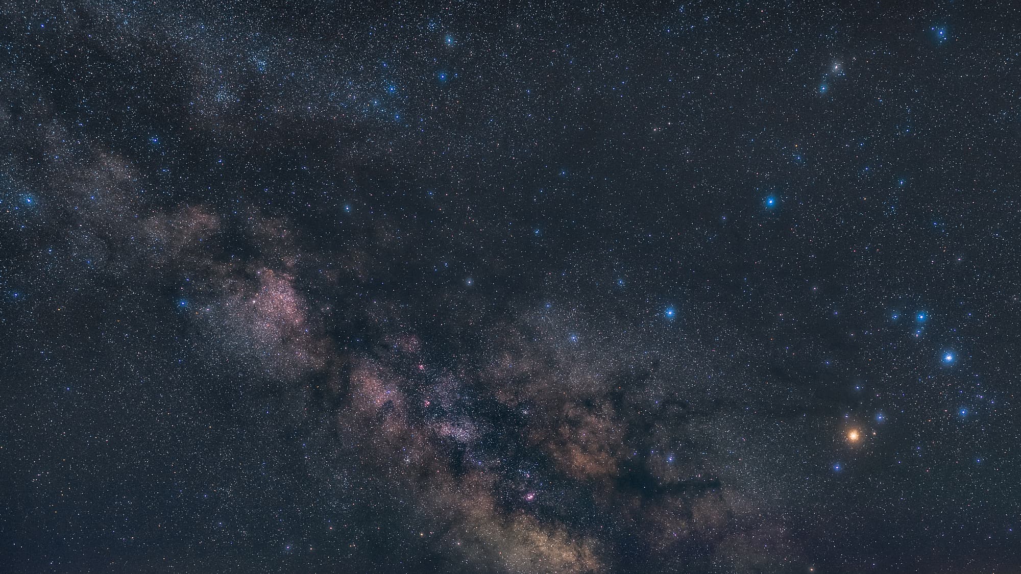 Milchstraße, Antares und Dunkelwolken - Spektrum der Wissenschaft