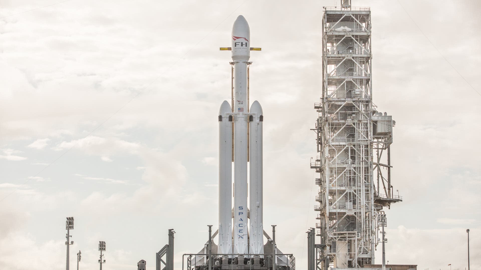 Falcon Heavy: 27 Triebwerke und ein Auto - Spektrum der Wissenschaft