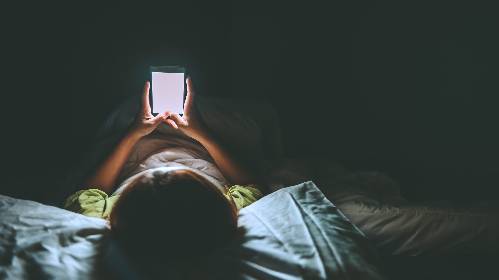 Melatonin-Produktion: Warum uns selbst Kerzenlicht den Schlaf rauben ...