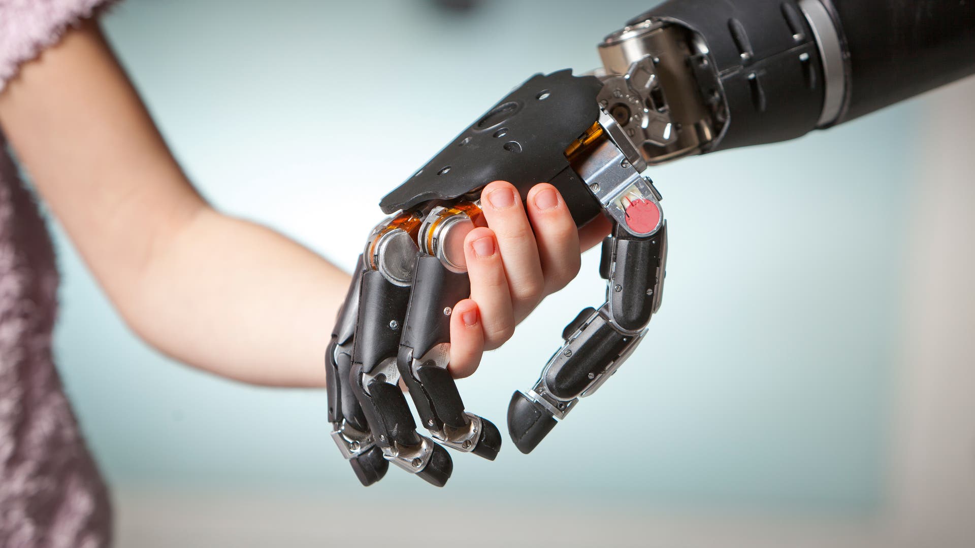 Amputation: Neuroprothesen mit Gefühl - Spektrum der Wissenschaft