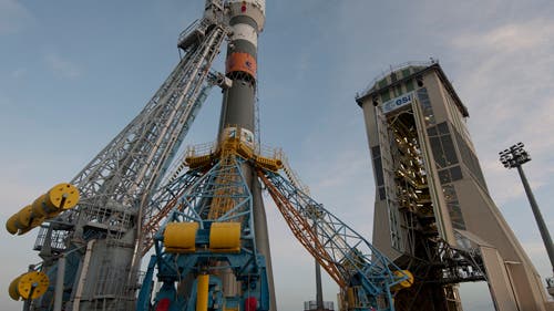 Die erste Sojus-Rakete startet von Kourou am 20. Oktober 2011 ...