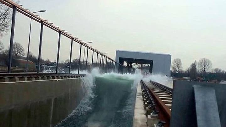 Delta Flume: Die größten künstlichen Wellen der Welt - Spektrum der Wissenschaft