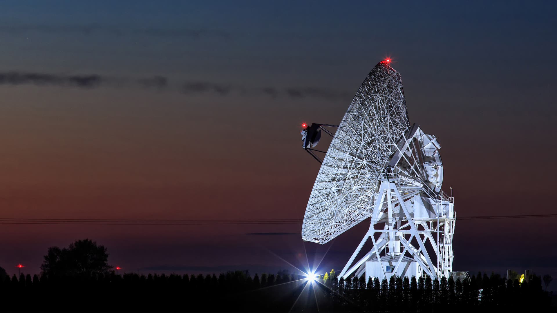 Radioastronomie: Nahe Galaxie sendet wiederholt rätselhafte Radioblitze ...